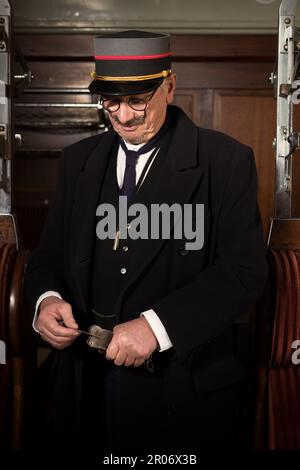 Scène de reconstitution d'un ancien chef de train à vapeur dans un ...