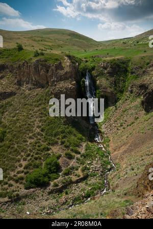 Cascade de Susuz près de la ville de Kars. Saison d'été. Cascades ...