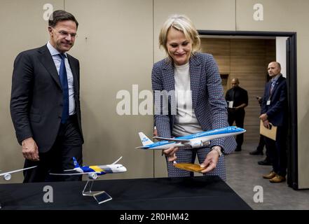 SAO PAULO - Mark Rutte en compagnie de Marjan Rintel (3rd L), PDG de ...