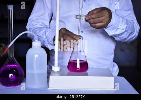 Le scientifique effectue un titrage acido-basique en laboratoire ...