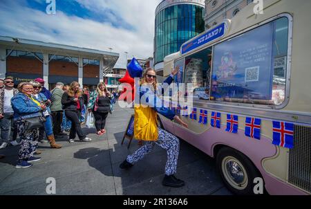 Daoi Freyr, ancien candidat à l'Eurovision en Islande, pose aux fans ...