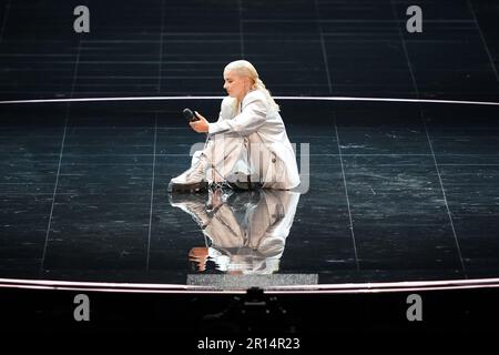 Dilja, un entrant en Islande, se produit à la demi-finale 2 du concours ...