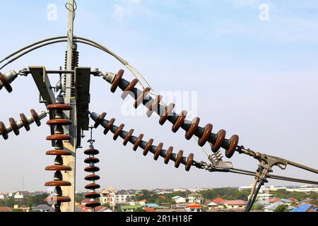 Vue rapprochée de la borne haute tension, tour haute tension, avec construction haute tension et ...