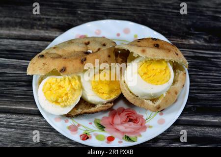 Mini pain plat traditionnel égyptien avec son de blé et farine, petit ...