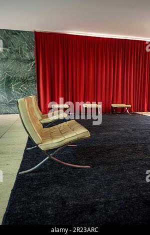 Chaise de Barcelone (modèle MR90) réalisée en 1929 par Lilly Reich et ...