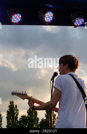 Norwich trio les signes ne dérangeent pas avec un bassiste au festival ...