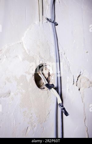 Câble électrique posé sur le mur. Remplacement du câblage. Lumière de ...