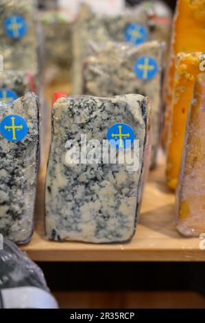 Fromage Cabrales, fabriqué à partir de lait de vache dans les grottes ...