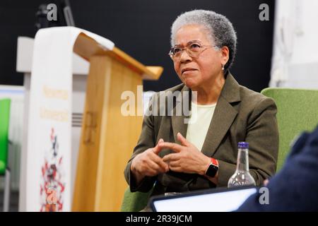 Le professeur Dame Elizabeth Anionwu a fait ses études à l'Université ...