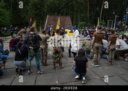 Ukrainian servicemen from the Azov Regiment salute as soldiers carry ...