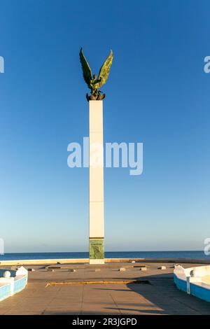 Sculpture de l'Ange Maya ailé sur une colonne haute, bord de mer ...