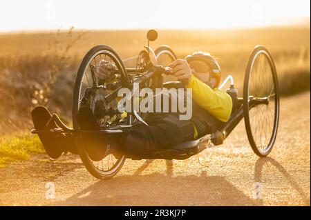 Photo panoramique d'un jeune homme athlète avec un handicap de conduire ...