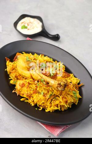 Poulet Biryani/mug Pulao. Garni d'oignon frit et de coriandre hachée ...