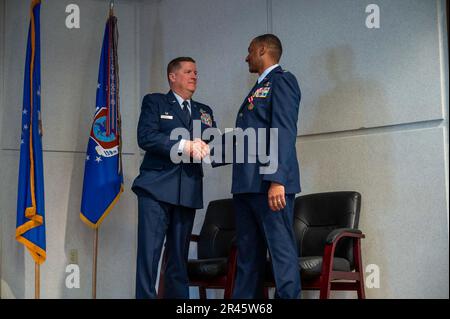 Le lieutenant-colonel Erik Smith, affecté au groupe des opérations ...