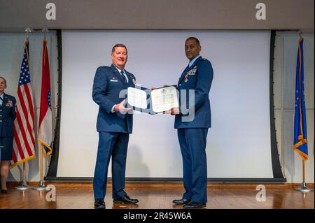 Le lieutenant-colonel Erik Smith, affecté au groupe des opérations ...