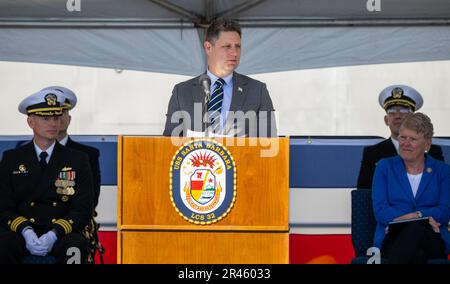 Russell Rumbaugh, vêtu d'un costume gris, était l'un des nombreux ...