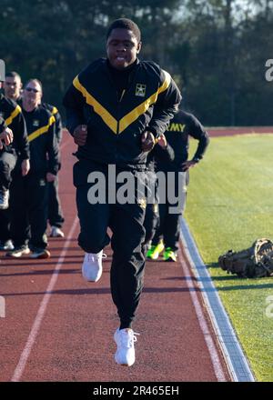 ÉTATS-UNIS Michael Raiford, SPC de l'armée, pratiquant le basketball en ...