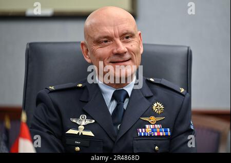 Le général de division André Steur, le nouveau commandant de la Force ...