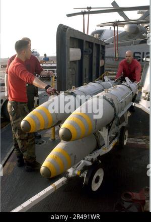 LA CLASSE US Navy Aviation Ordnanceman 1st utilise le système d ...
