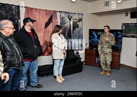 Le lieutenant-colonel Jared Bishop, commandant de l'escadron des missiles 319th, fait des brieps ...