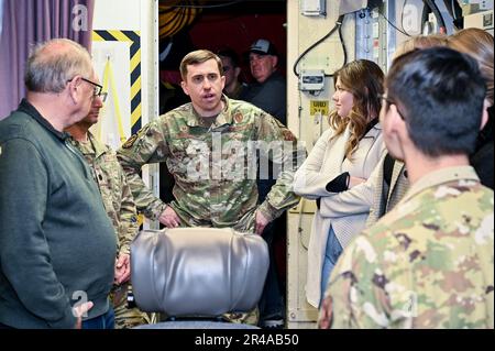 Le lieutenant-colonel Jared Bishop, commandant de l'escadron des missiles 319th, fait des brieps ...