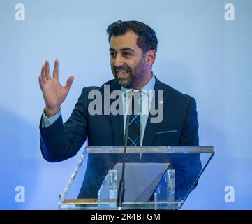 Le premier ministre Humza Yousaf s’adressant au personnel de Matrix ...