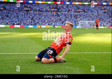 Joe Taylor, de Luton Town, fête avec ses coéquipiers après avoir marqué ...
