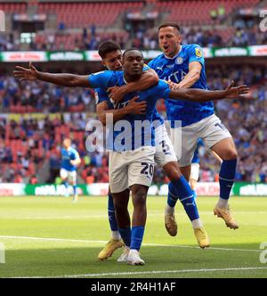 Isaac Olaofe, du comté de Stockport, célèbre lors de la finale de la ...