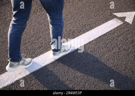 Planifier l'avenir. Homme marchant jusqu'à la marque tracée sur la ...
