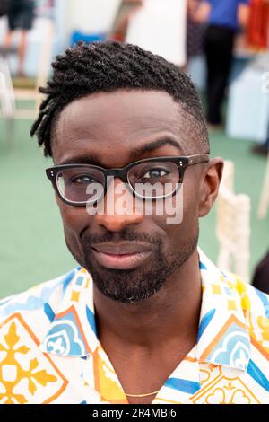 L'auteur Jeffrey Boakye signe des livres dans la boutique de livres du ...