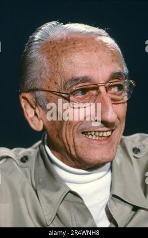 l'explorateur océanographique français Jacques-Yves Cousteau, invité à ...