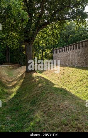 Mur fortifié avec des cuirassés, redoute, rempart, fossés, fossé à ...