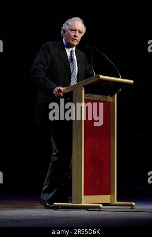 Hans Blix avec le professeur Stuart Rees A.M., directeur de la Sydney ...