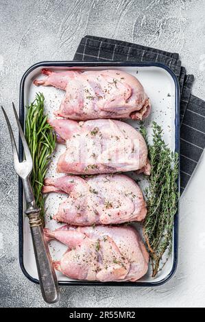 Viande de caille crue aux épices, à l'ail et aux herbes Photo Stock - Alamy