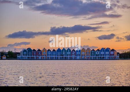 Houten, pays-Bas - 25 avril 2023. Maisons en bois colorées au bord du ...