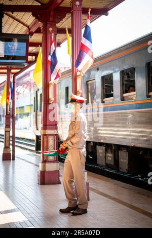 Un garde-train thaïlandais se tient sur le quai de la gare de Hua Hin ...