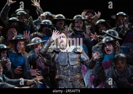 Centre: Roberto Tagliavini (Ferrando) dans il TROVATORE à l'Opéra Royal ...
