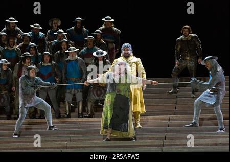 Centre: Roberto Tagliavini (Ferrando) dans il TROVATORE à l'Opéra Royal ...