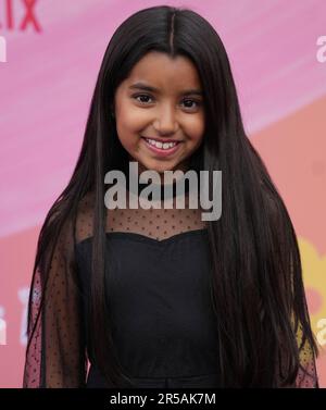 Royal Patel arrive à Netflix's JAMAIS N'AI-je JAMAIS SAISON 4 première ...