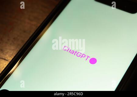 L'application ChatGPT officielle vue sur une table en bois dans un iPhone. En mai 2023, OpenAI a ...