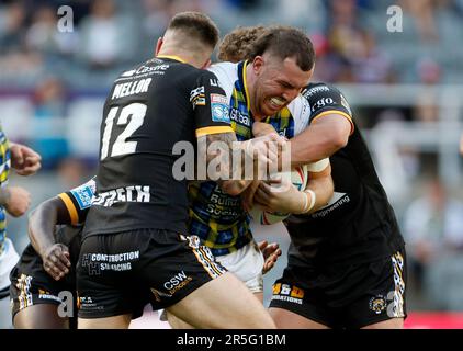 Alex Mellor (au centre) de Castleford Tigers célèbre son essai lors du ...