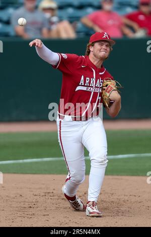 4 juin 2023: Ben McLaughlin #15, infielder de l'Arkansas, vient faire ...