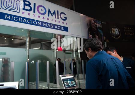 Les passangers utilisent le nouveau système de migration biométrique ...