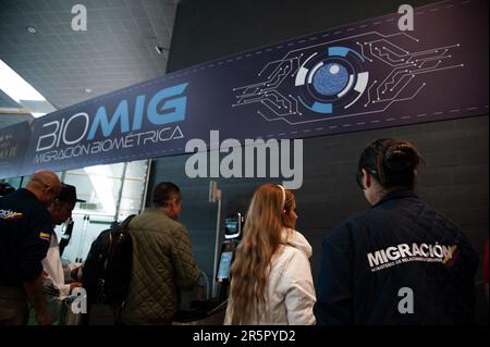 Les passangers utilisent le nouveau système de migration biométrique ...
