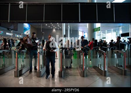 Les passangers utilisent le nouveau système de migration biométrique ...