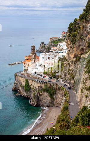 ATRANI, ITALIE - AVRIL 30th 2023 : vue panoramique sur le village d ...