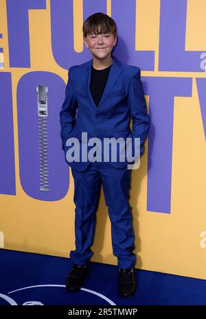 Aiden Cook participe à la première britannique pour le Full Monty au ...