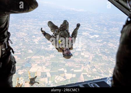 Le général Andrew P. Poppas, commandant général du Commandement des ...