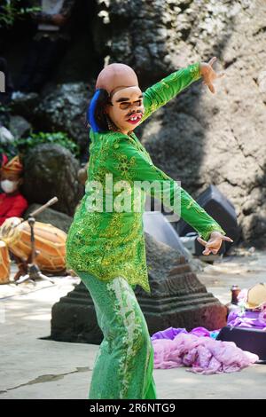 DidiK Nini Towok interprète de la danse sur des œuvres d'art ...