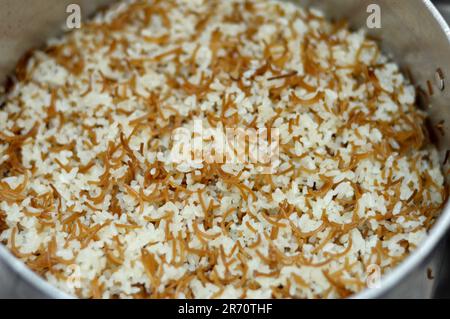 Riz égyptien avec vermicelles cuit à la vapeur chaude, riz blanc à ...